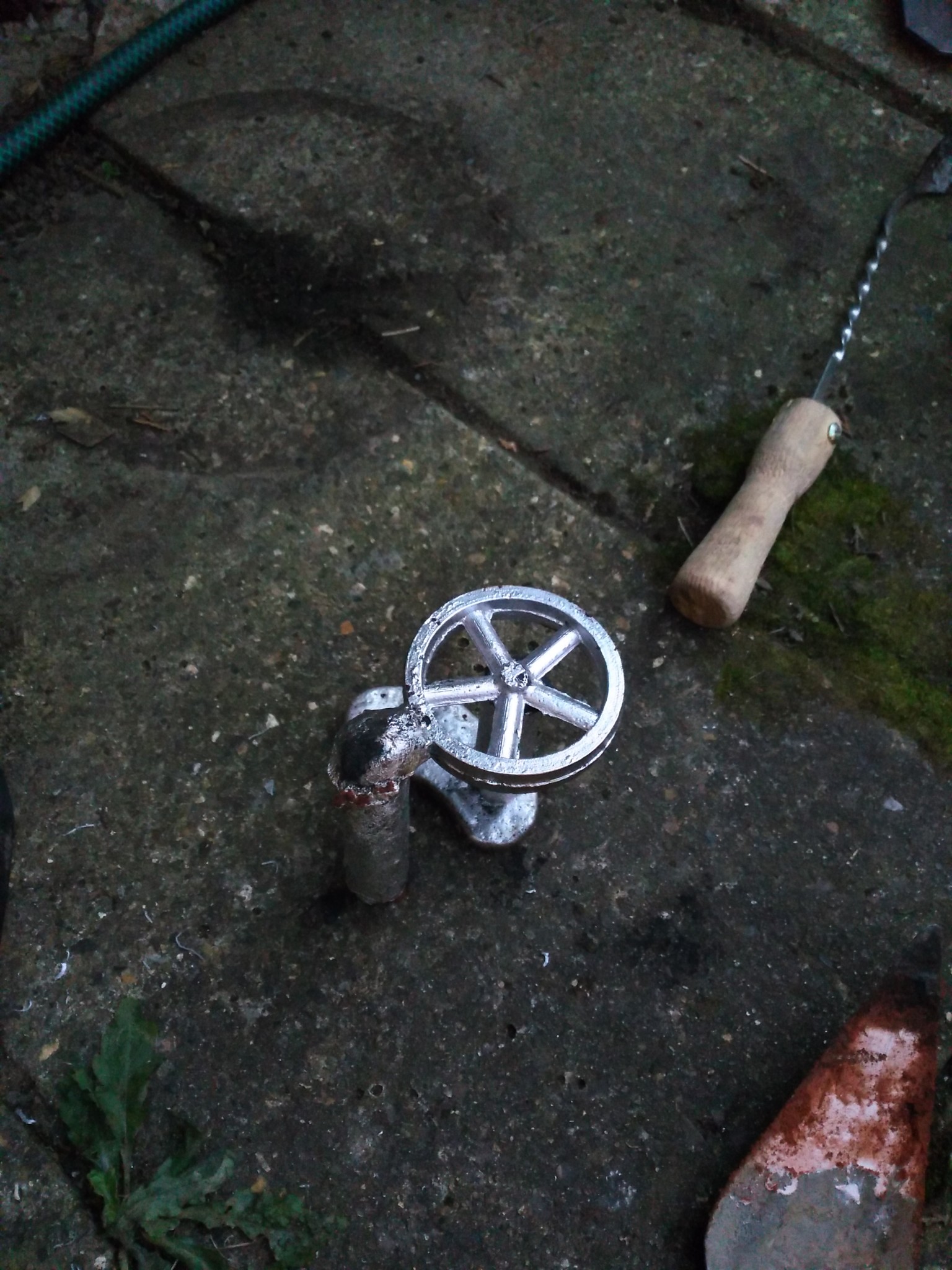 Casting a flywheel - Melting metal - Workshopshed