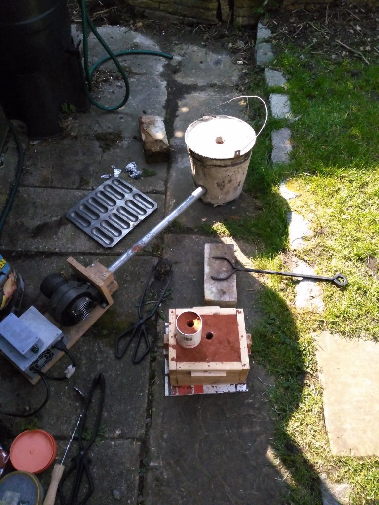 Casting a flywheel - Melting metal - Workshopshed