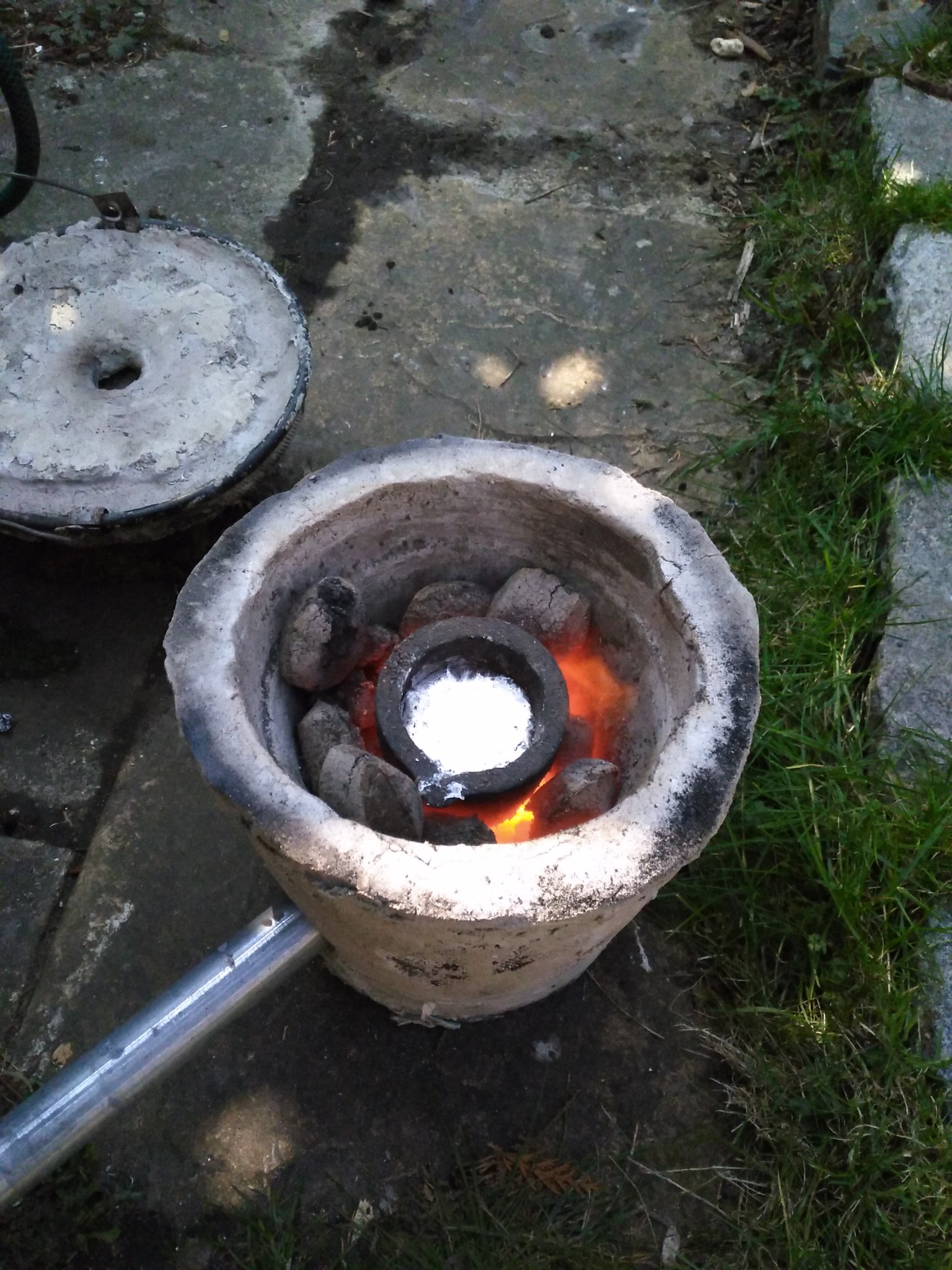 Casting a flywheel - Melting metal - Workshopshed