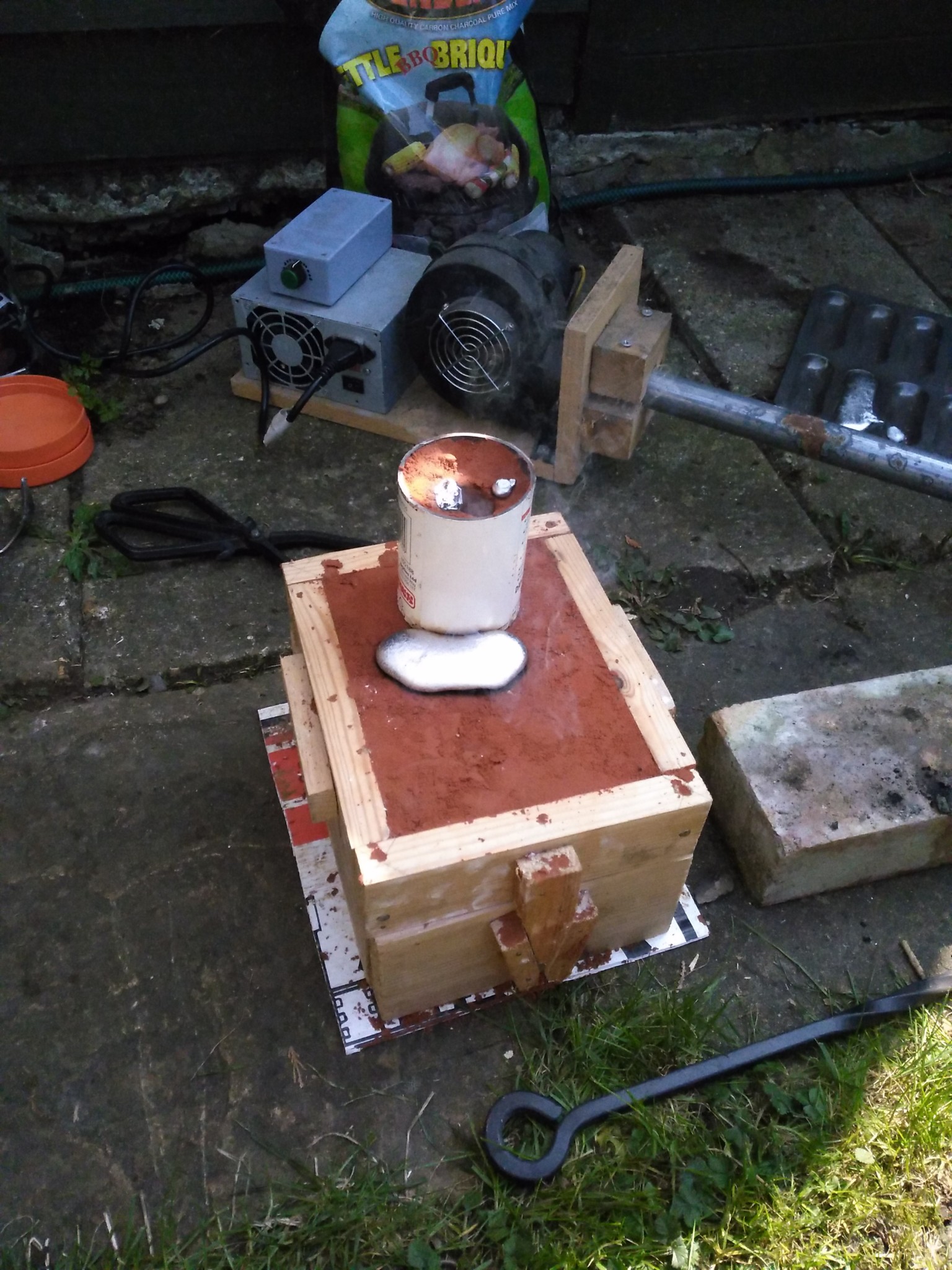 Casting a flywheel - Melting metal - Workshopshed