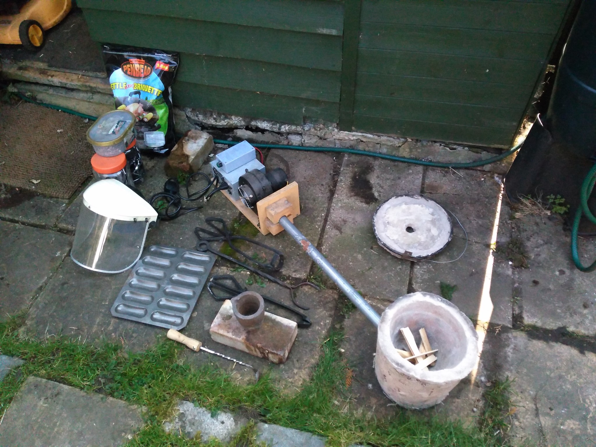 Casting a flywheel - Melting metal - Workshopshed