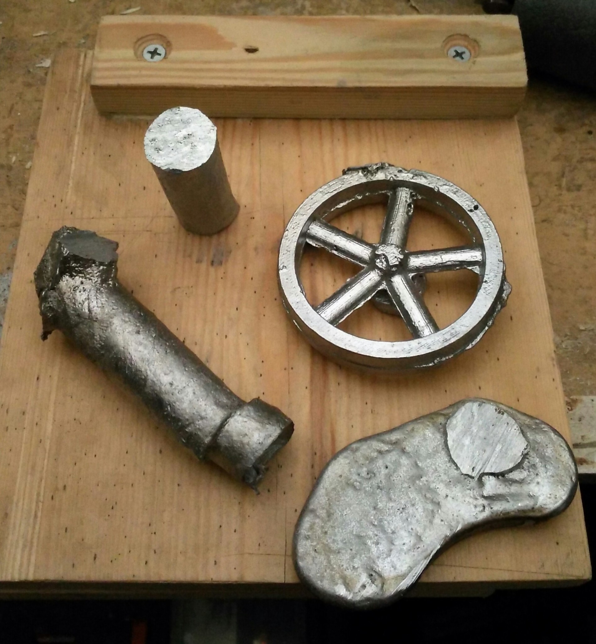 Casting a flywheel - Melting metal - Workshopshed